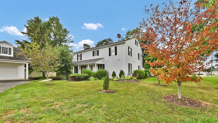 Spacious 5br | Fireplace | Near Downtown - Litchfield, OH