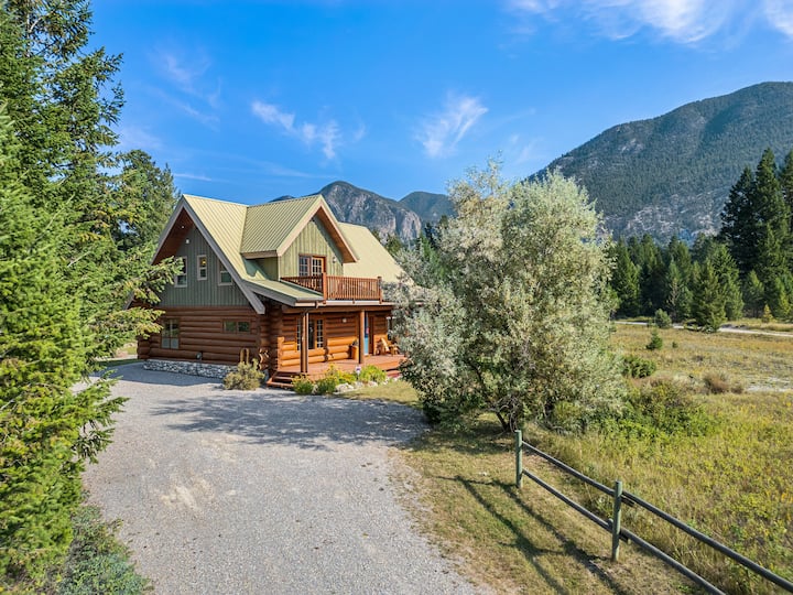 Maple & Moose | Hot Tub | Yard | Mountain Views - Canadá