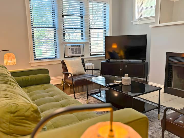 Smart & Stylish 2-bedroom Unit - Chicago, IL
