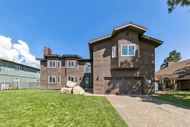 Large Waterfront 5br, Hot Tub+pool Table, Hoa Pool - South Lake Tahoe, CA