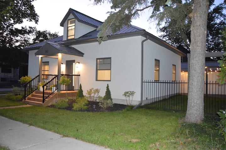 Beech St. Retreat, Historic Downtown Collingwood - Collingwood