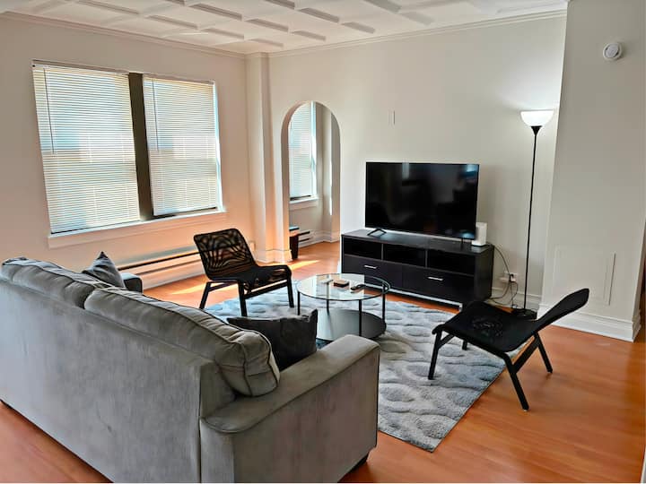 2br Abode | Warm & Lovely - Graceland West - Chicago