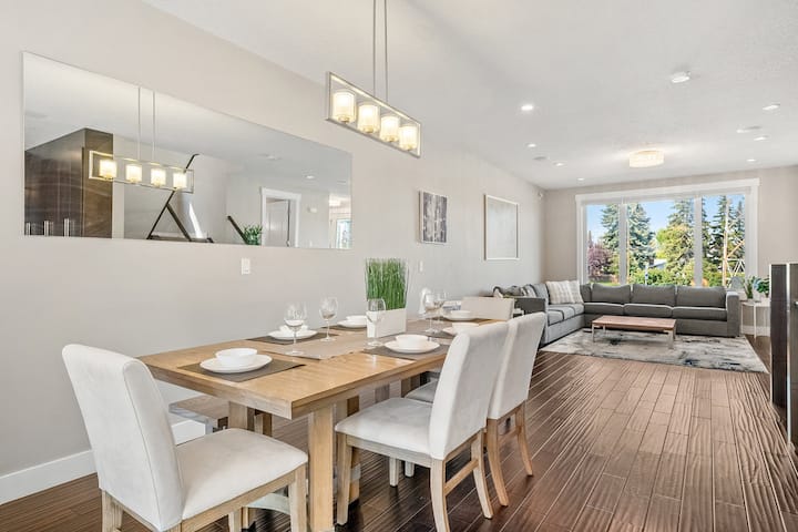 Modern 4-br Home With Garage By Chinook Mall! - Calgary