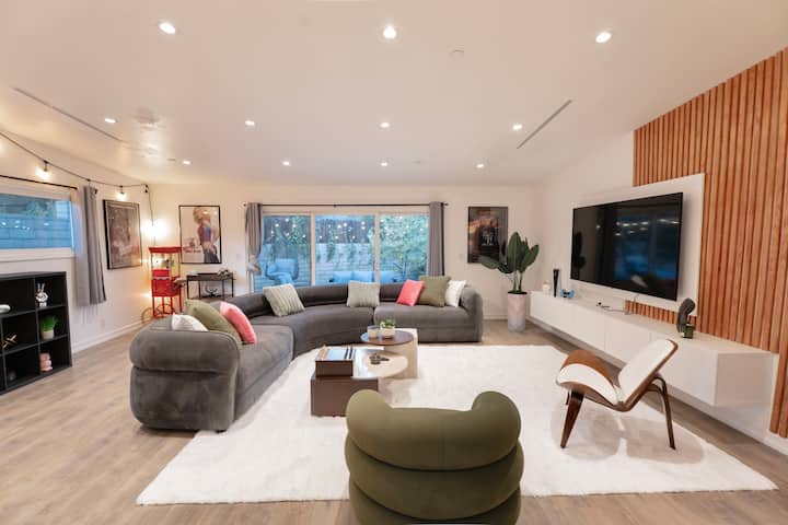 Modern 4br House With Hottube & Spacious Design - California