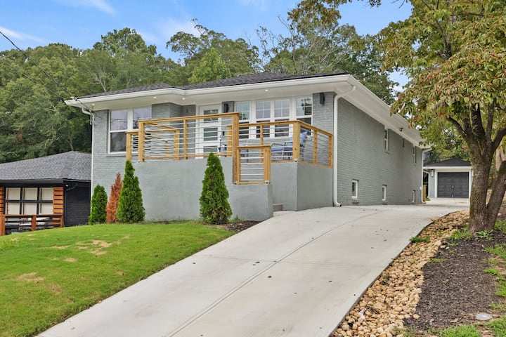 Modern 5-br Retreat + Pool & Game Room - Atlanta, GA