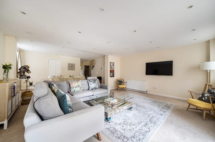 Spacious Surrey Family Home With Free Parking - 沃金