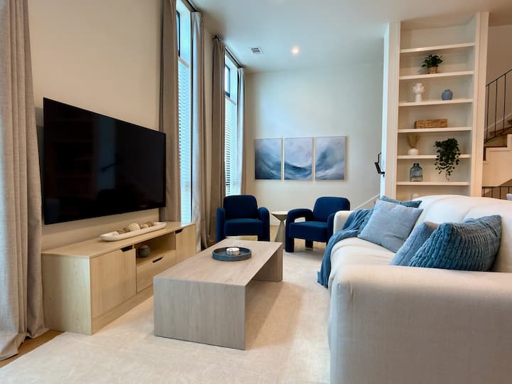 Rooftop Patio • Walk To Magnolia • Lux Townhome - Fort Worth, TX