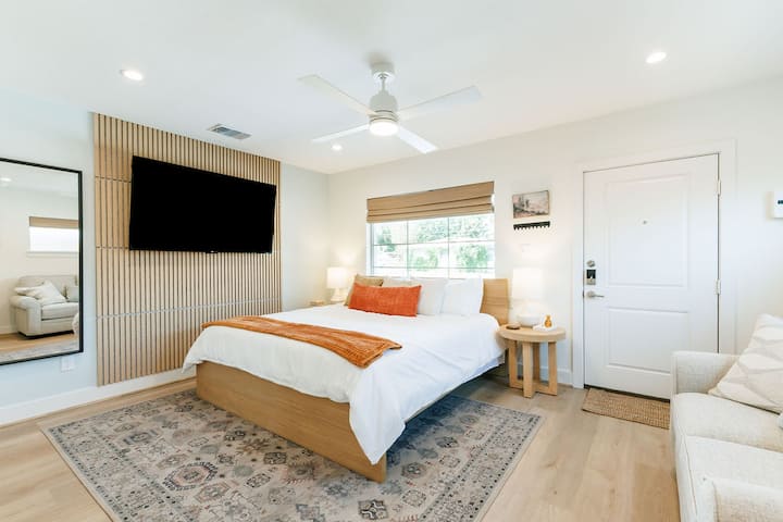 Fire | Unit E | Private Entry | Free Parking - Lubbock, TX