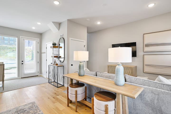 Chic Knoxville Townhouse W/ Rooftop Views - University of Tennessee, Knoxville