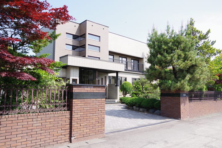 優雅な時間を楽しむ広々庭園付き大邸宅「修遊館」/札幌から40分/駅から徒歩7分/駐車場8台 - 石狩市