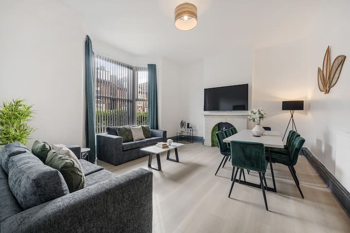 Onslow House | Air Host & Stay | 5 Bed | Sleeps 14 - United Kingdom