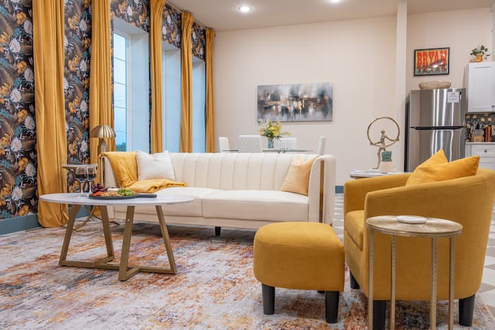 Stylish Apartment In Downtown Bryan - Bryan, TX