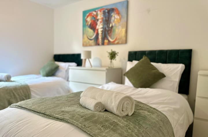 Family & Work Stays • Free Driveway • Sleeps 7 - Coventry