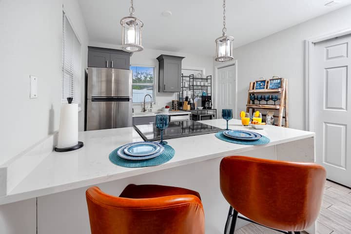 New Steps To Downtown • 7 Mins To Beach + Parking - New Port Richey, FL