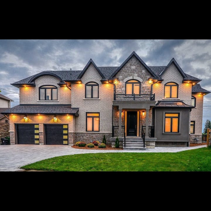 Private 1600 Sqft Suite | 2br | King Bed | Parking - Toronto