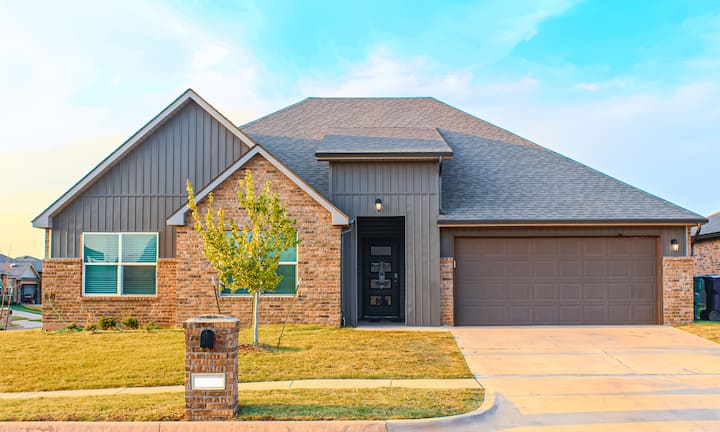 4br Modern Family Home, Spacious & Sleeps 10+ - Oklahoma
