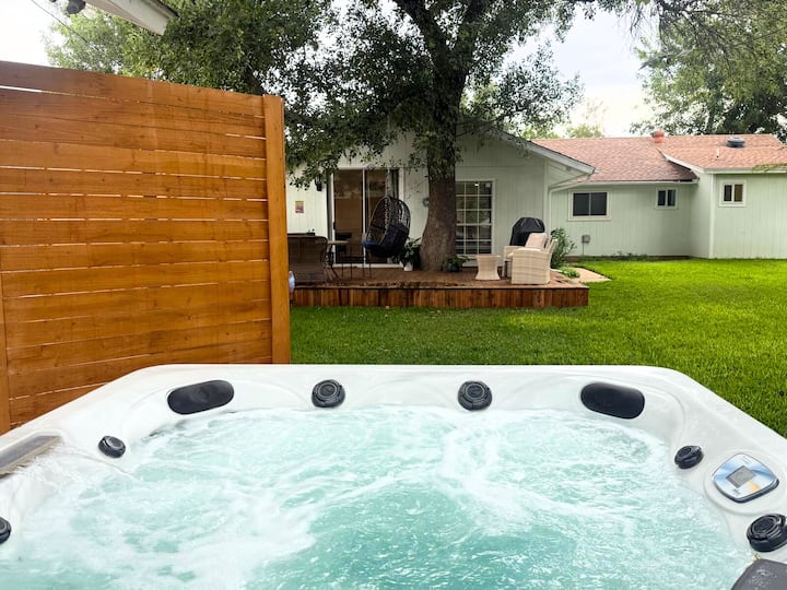 Gorgeous Event Space | 2 Home Compound | Hot Tub - Cedar Park, TX