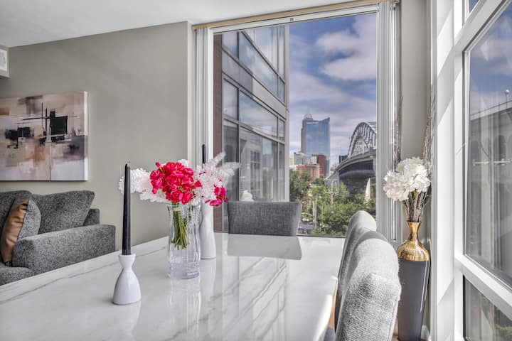 Flats Cle Retreat | Free Parking | 24/7 Gym - Cleveland, OH