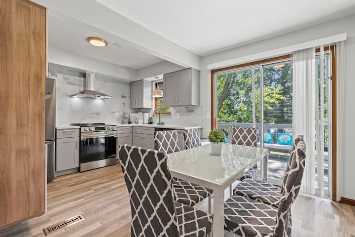 Deluxe Townhome Near Kansas City - Longview Lake, MO