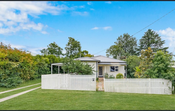 3br Cottage | King Bed, Fireplace & Large Yard - Leura