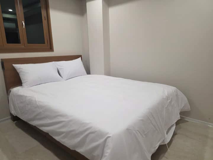 #Cozy10 #스탠다드룸 #은평구호텔 #연신내호텔 #퀸베드 #감성숙소 #힐링 - Séoul