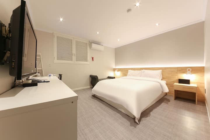 [광주 더블유 라운지 호텔_디럭스] #스타일러 #더블침대 #커플추천 #Tv&pc #상무지구 - 광주광역시