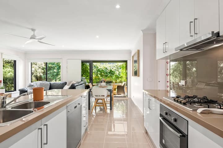 Lake-edge Family Haven, Og - Queenscliff