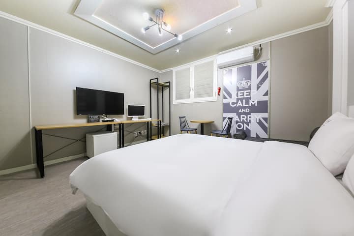 [광주 더블유 라운지 호텔_스탠다드] #심플모던 #힐링공간 #미니냉장고 #커플추천 #컴퓨터 - Gwangju