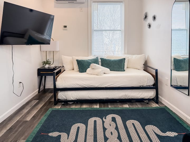(Southie4) Sunny 2br Near Seaport & Downtown - Boston, MA