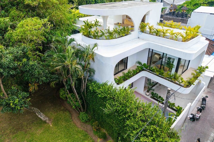 Tropical Chic Villa W/ Rooftop & Pool – Seminyak - Australia