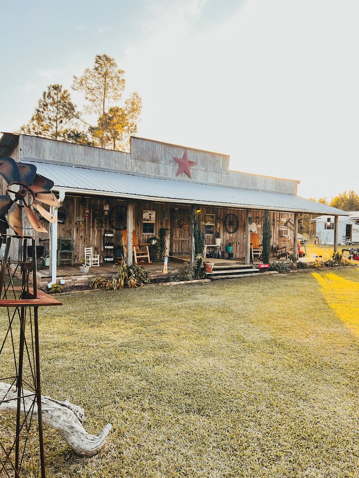 Nana + Papa's Place: Rustic Pondside Cabin - Tarrytown, GA