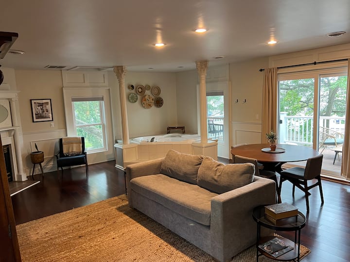 Ruby Suite- Heart Of Downtown Sturgeon Bay - Sturgeon Bay, WI