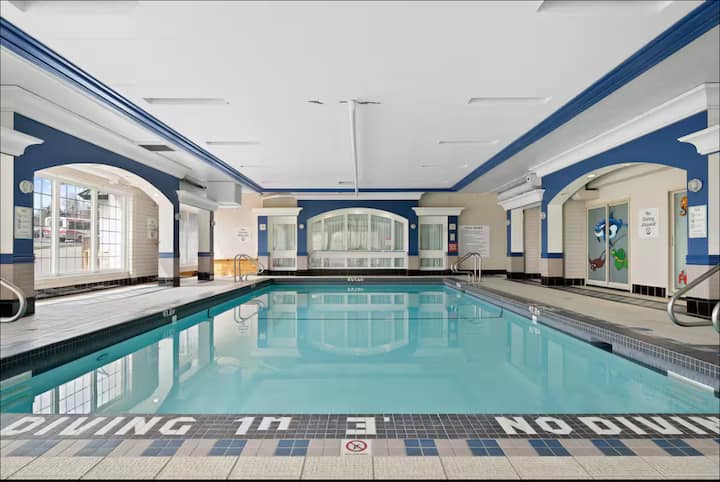 Pool & Gym | 2 Queen Beds | Hotel - Calgary