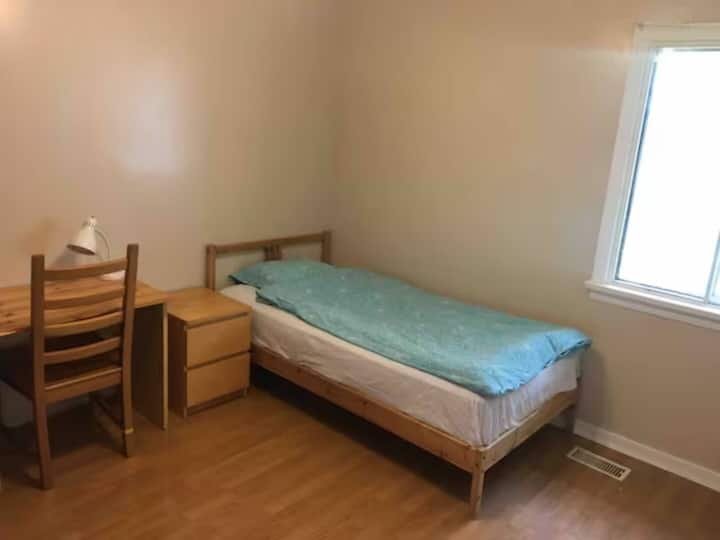 New West Upper Floor Bedroom Single Share Bathroom - バーナビー