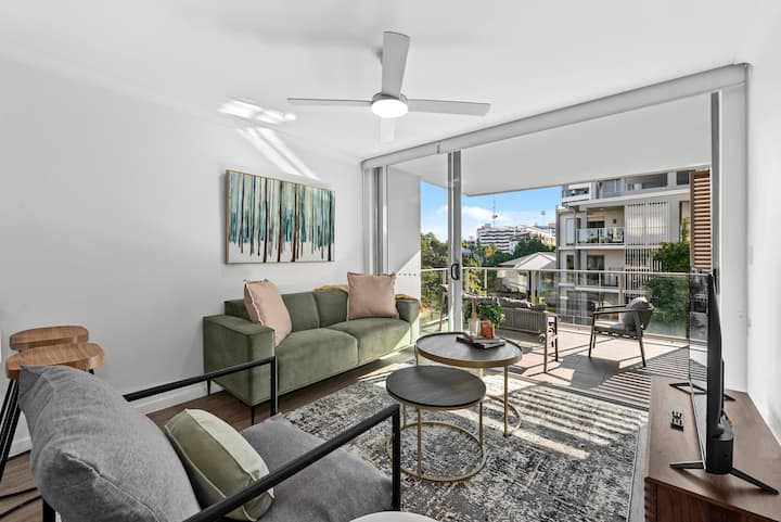 Bright & Stylish 2br W/ Spacious Balcony & Wifi - Brisbane