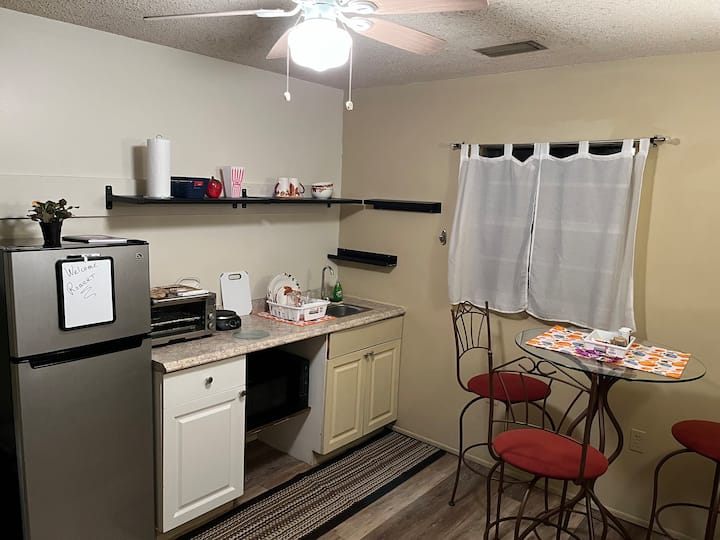 Orlando Small Budget Minded Clean Private Eff. Apt - Camping World Stadium - Orlando