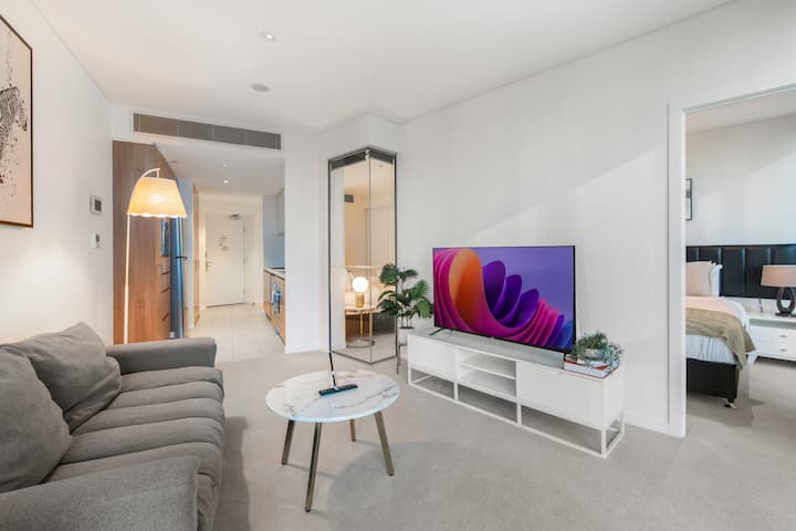 Sky Tower Elegance | Balcony Gym Pool & Cbd Access - Windsor
