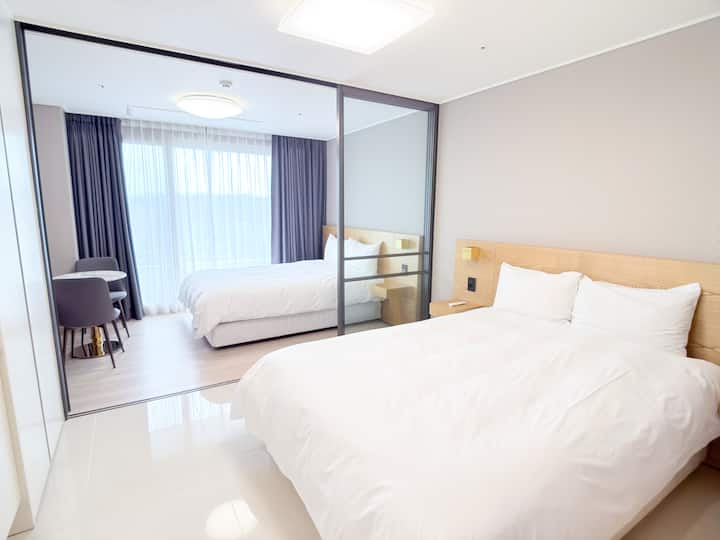 1.3 오션뷰 테라스 · 트윈배드 해변도보7분 감성숙소 | 블루테라 트윈스위트 R1 - Sokcho-si