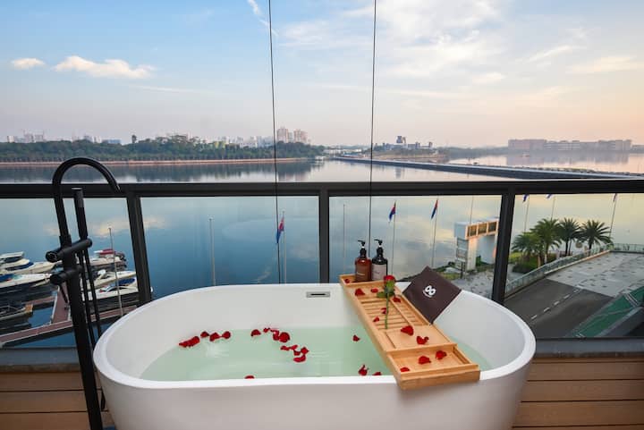 【Bathtub & Seaview】r&f Bali-style Suite【projector】 - Sembawang