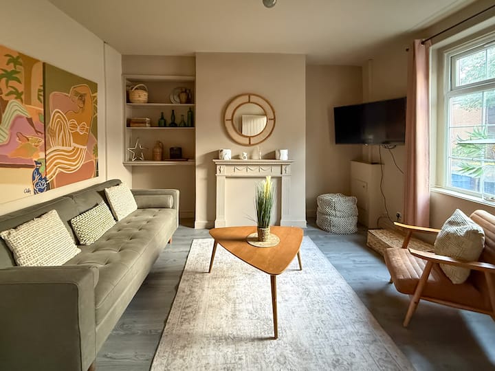 #59 Spacious Canal View City Centre | Free Wifi - Sale