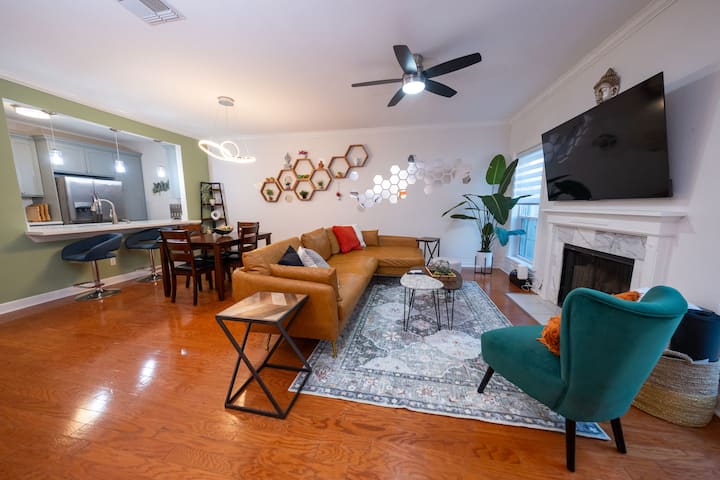 Chic Townhome Near Med Center - Houston, TX