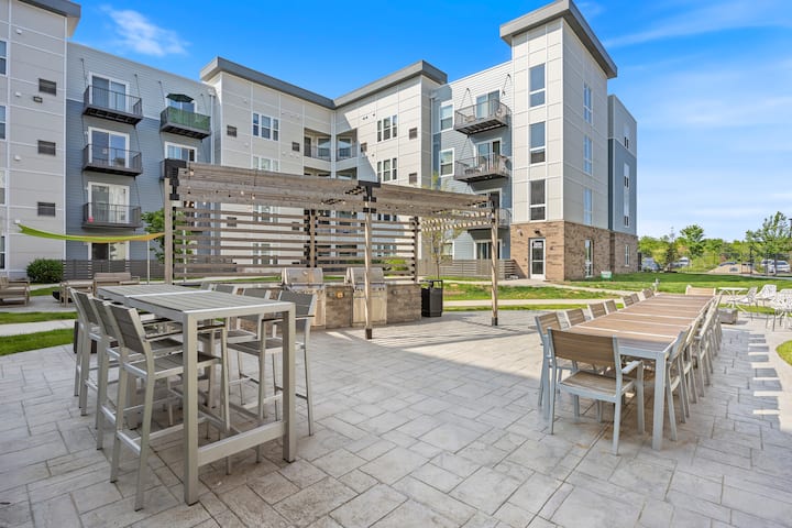 2br Family Escape! Pool, Pickleball, Play Room - Naperville