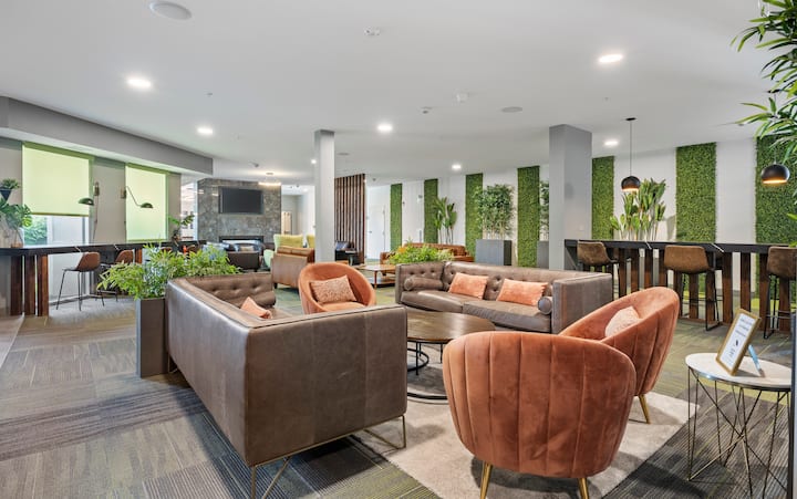 Luxury Suburbs 2br | Pickleball, Pool, Gym, Sauna - Wheaton, IL
