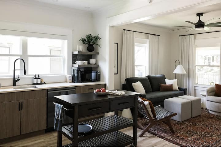 Modern 3br Near Drake + Downtown | Spacious & Cozy - Des Moines, IA