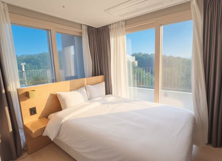 [1.9 환상 오션뷰] #파노라마로얄스위트M1 #속초해변신축 #깔끔·청결 #더블루테라 - South Korea