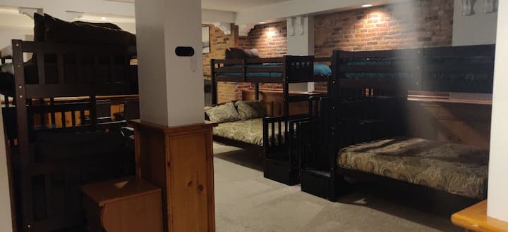 Downtown Basement Apartment W/ Private Entrance - モントリオール