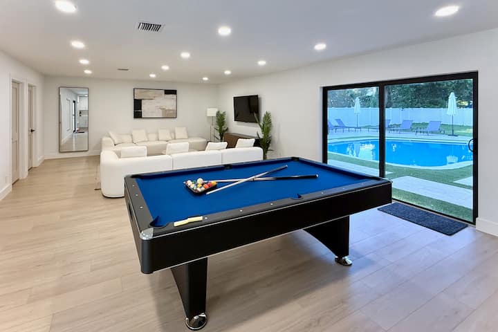 Lux Designer Retreat! Pool Hottub Bbq! - Tampa