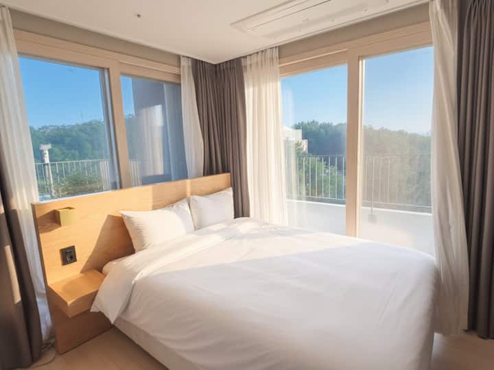 [2.0 환상 오션뷰] #파노라마로얄스위트R3 #속초해변신축 #깔끔·청결 #더블루테라 - Sokcho-si