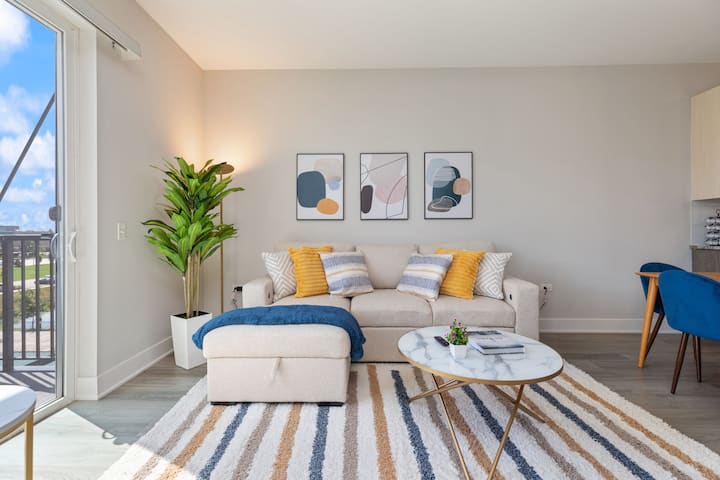 Naperville 2br Escape | Pool, Gym, Pickleball! - Naperville, IL