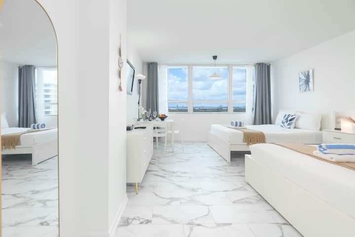 Oceanfront Resort With City Bay View And Parking - Miami Beach, FL